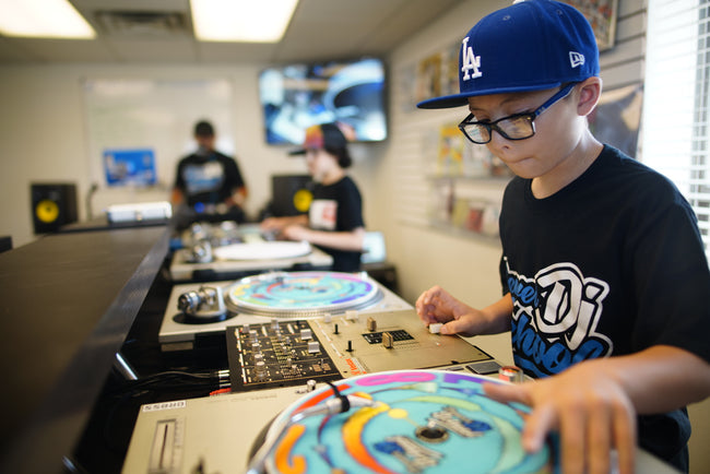Book classes online and in person | Denver DJ School